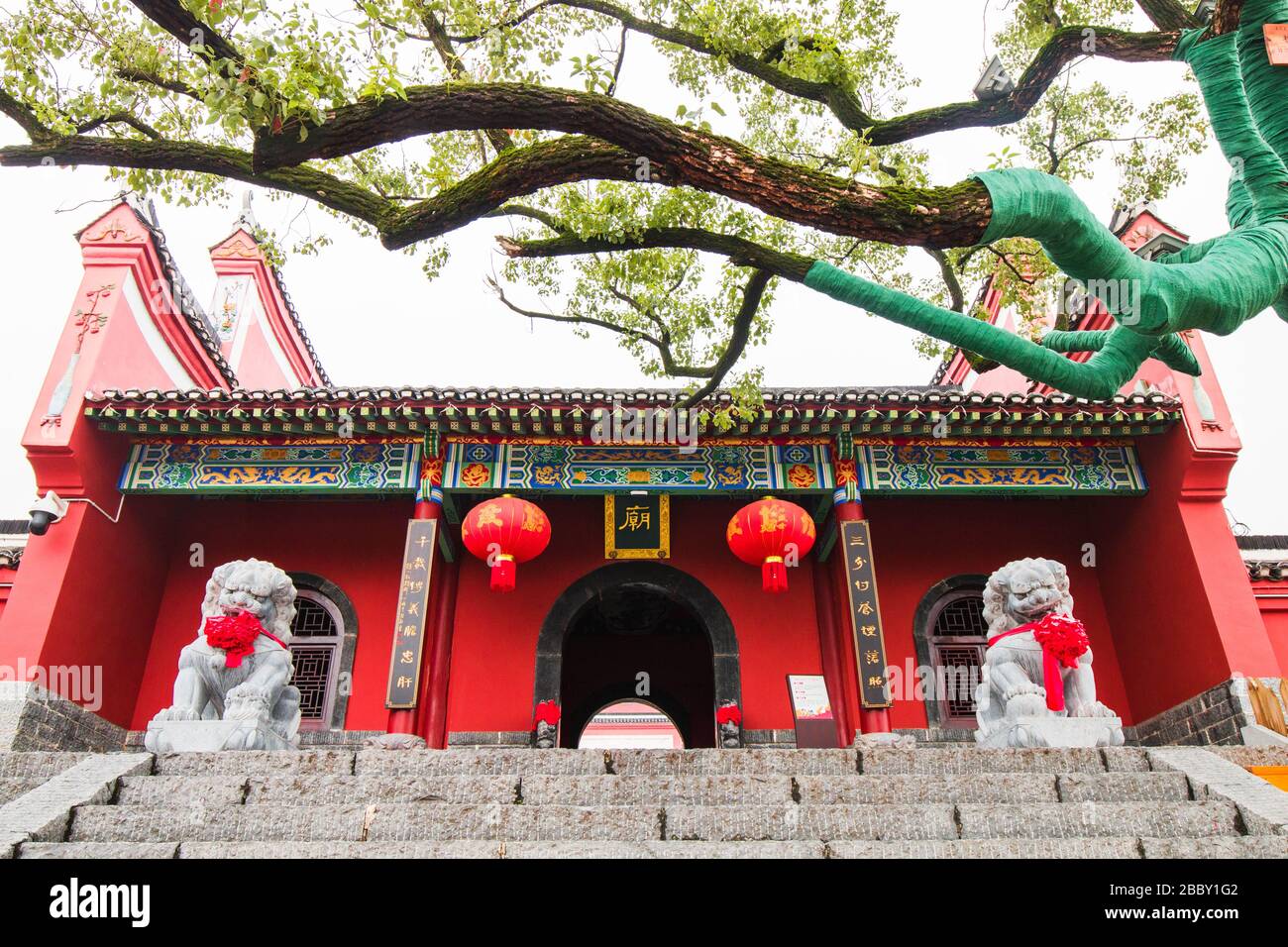 Gate of Chinese temple Stock Photo - Alamy