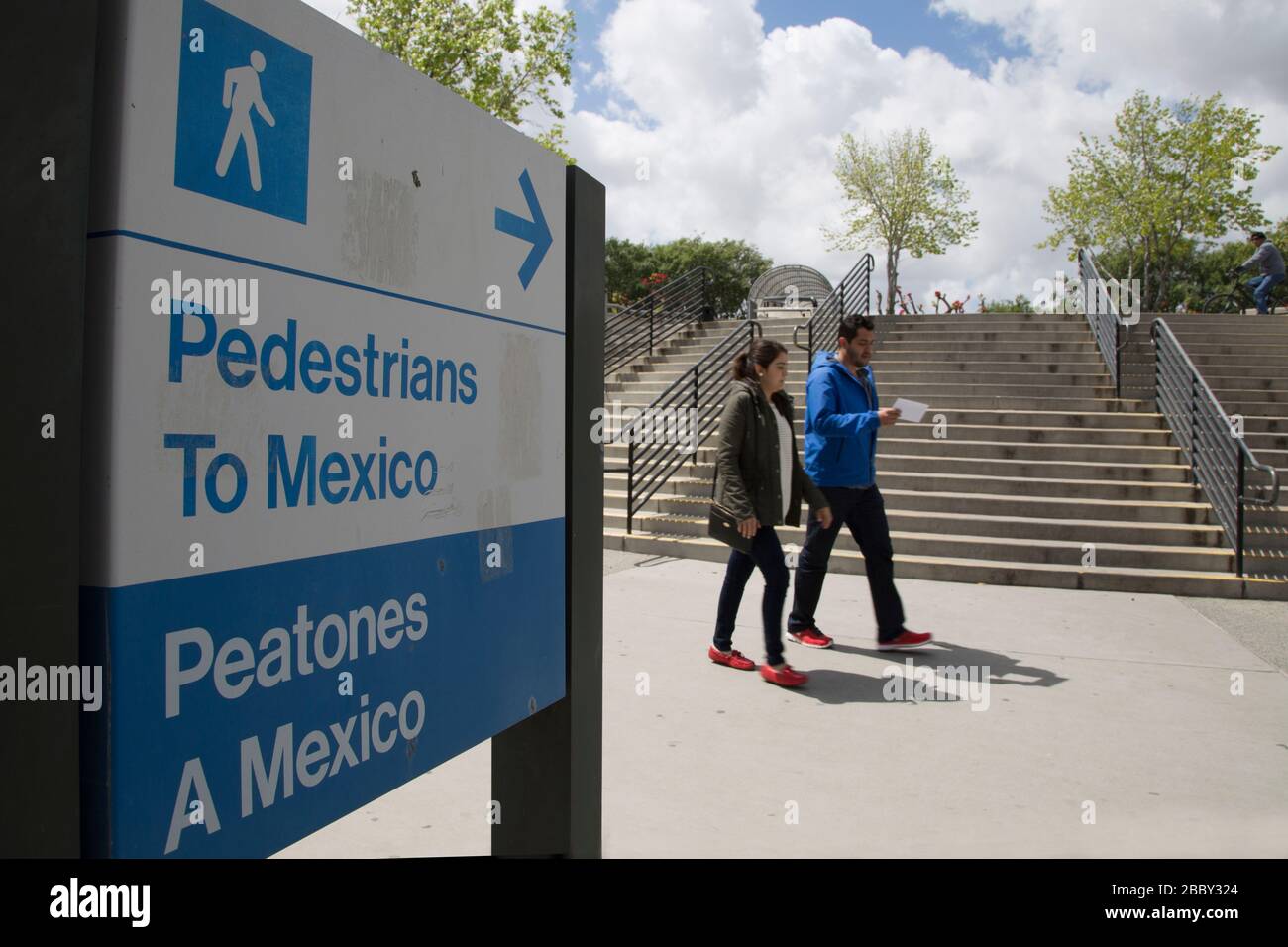 Border crossing signs mexico hi-res stock photography and images - Alamy