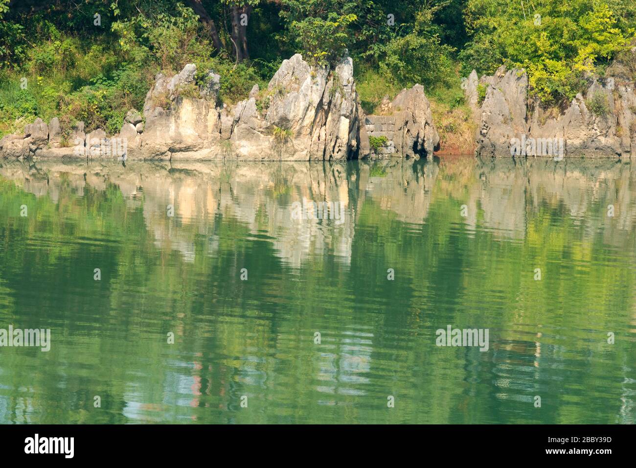 Reflections of rocks hi-res stock photography and images - Alamy