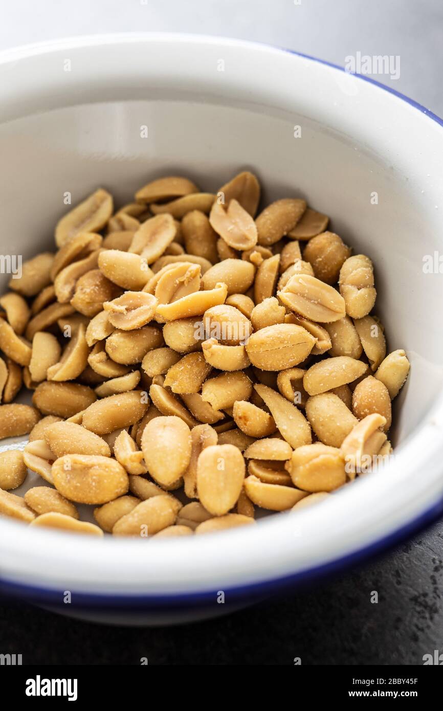 Roasted salted peanuts. Crispy nuts in bowl Stock Photo - Alamy