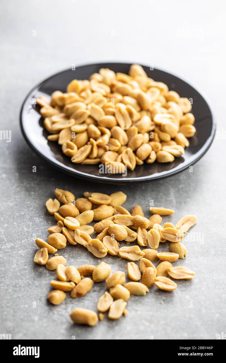 Roasted salted peanuts. Crispy nuts on plate Stock Photo - Alamy