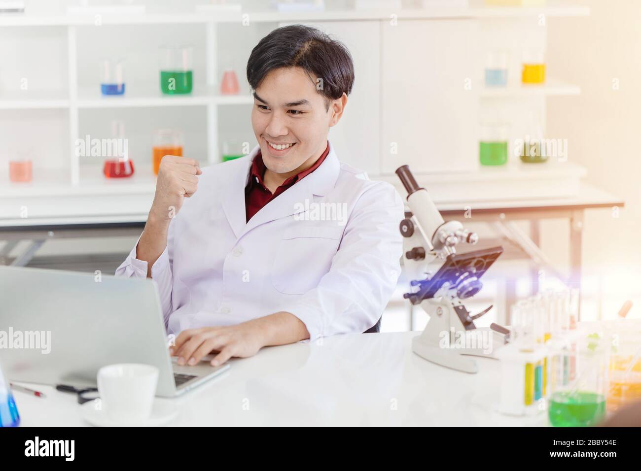 Gesture discovery hi-res stock photography and images - Alamy