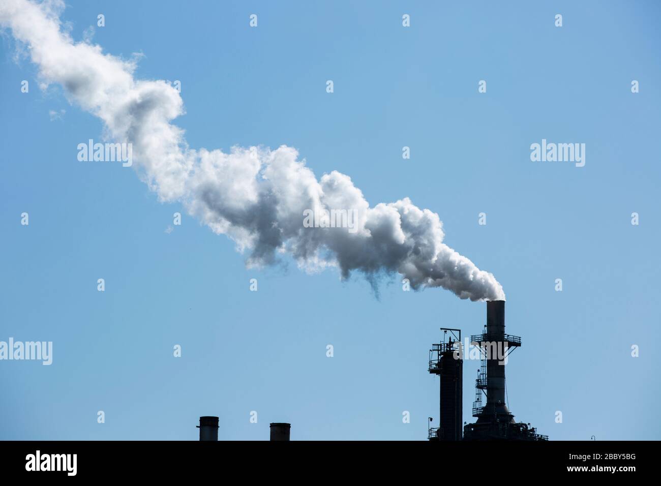 Oil refineries spew carbon dioxide gas Stock Photo - Alamy