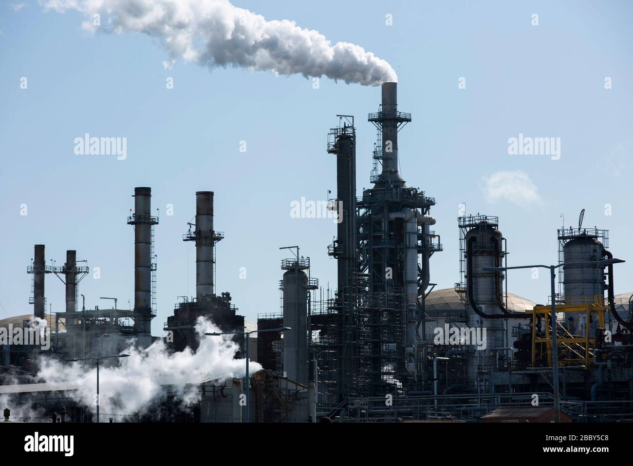 Oil refineries spew carbon dioxide gas Stock Photo - Alamy