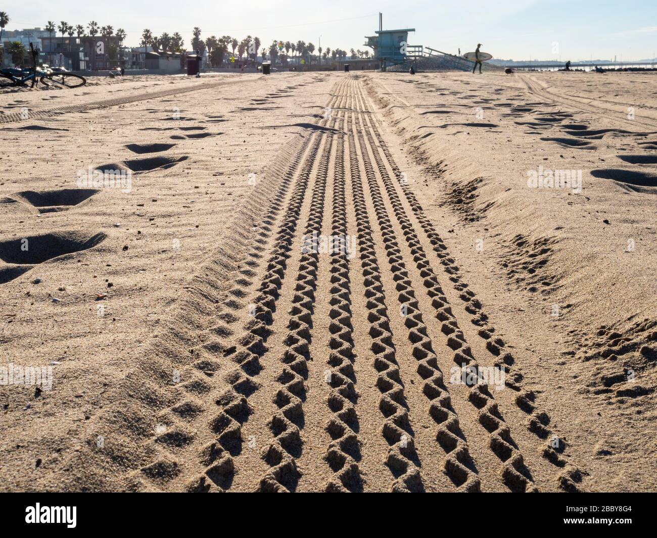 Car tire tread marks hi-res stock photography and images - Alamy