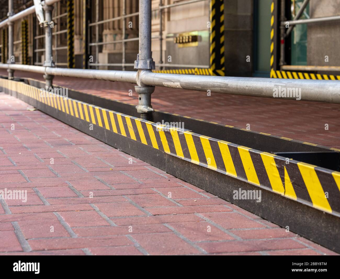 Scaffolding warning sign hi-res stock photography and images - Alamy