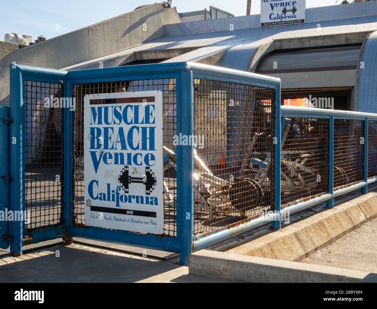 Muscle Beach Venice California sign in front of muscle beach gym ...