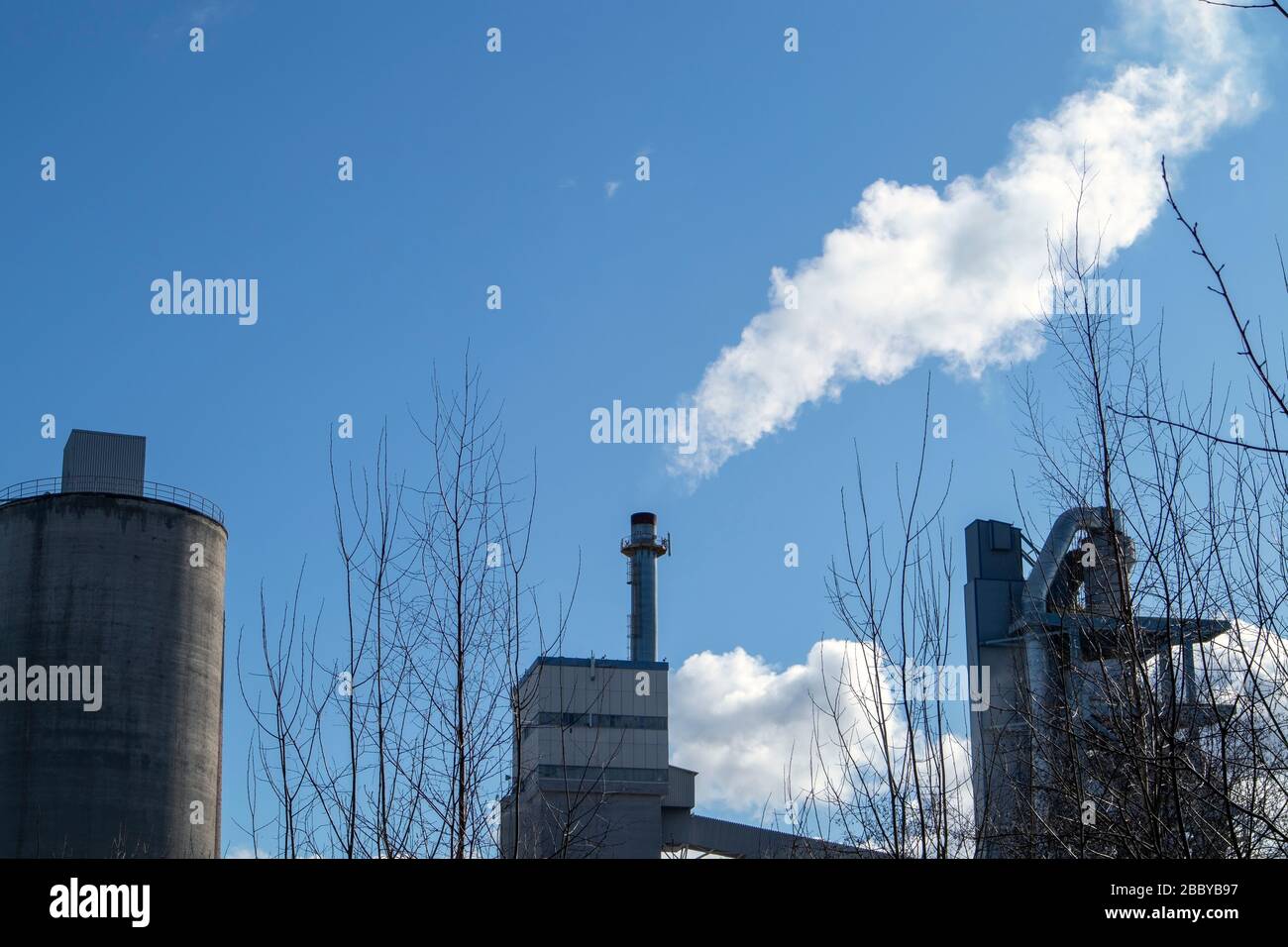 Industrial smokestack billowing smoke hi-res stock photography and ...