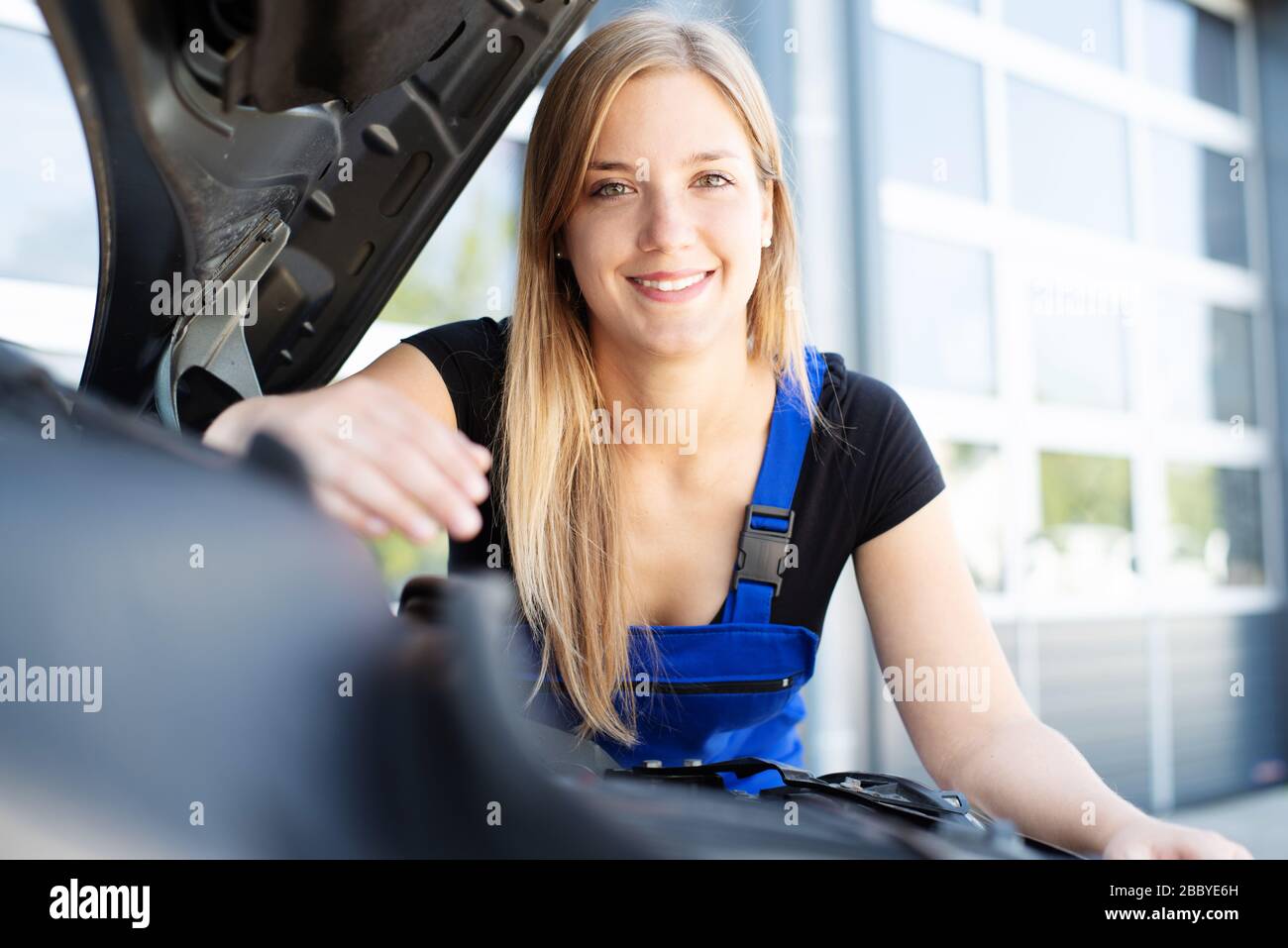 Work auto shop hi-res stock photography and images - Alamy
