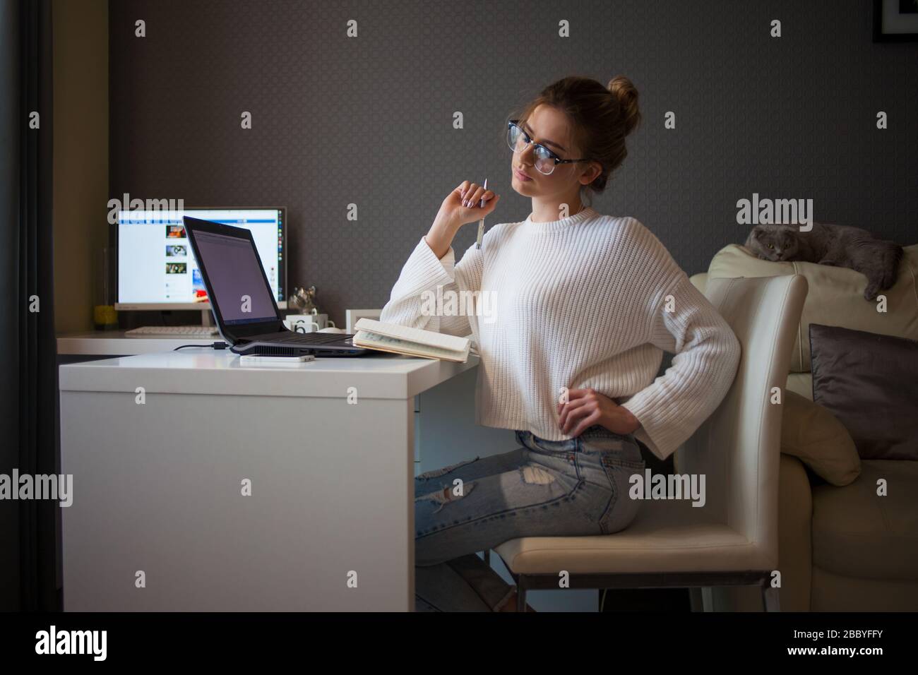 Freelance and remote work. Abnormal working hours, fatigue and muscle ...