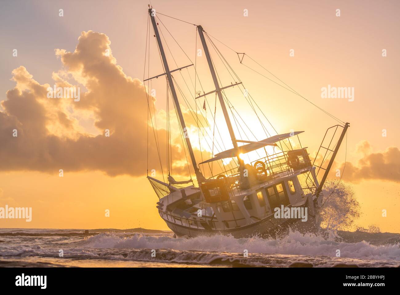 Sunken wooden sailing ship hi-res stock photography and images - Alamy