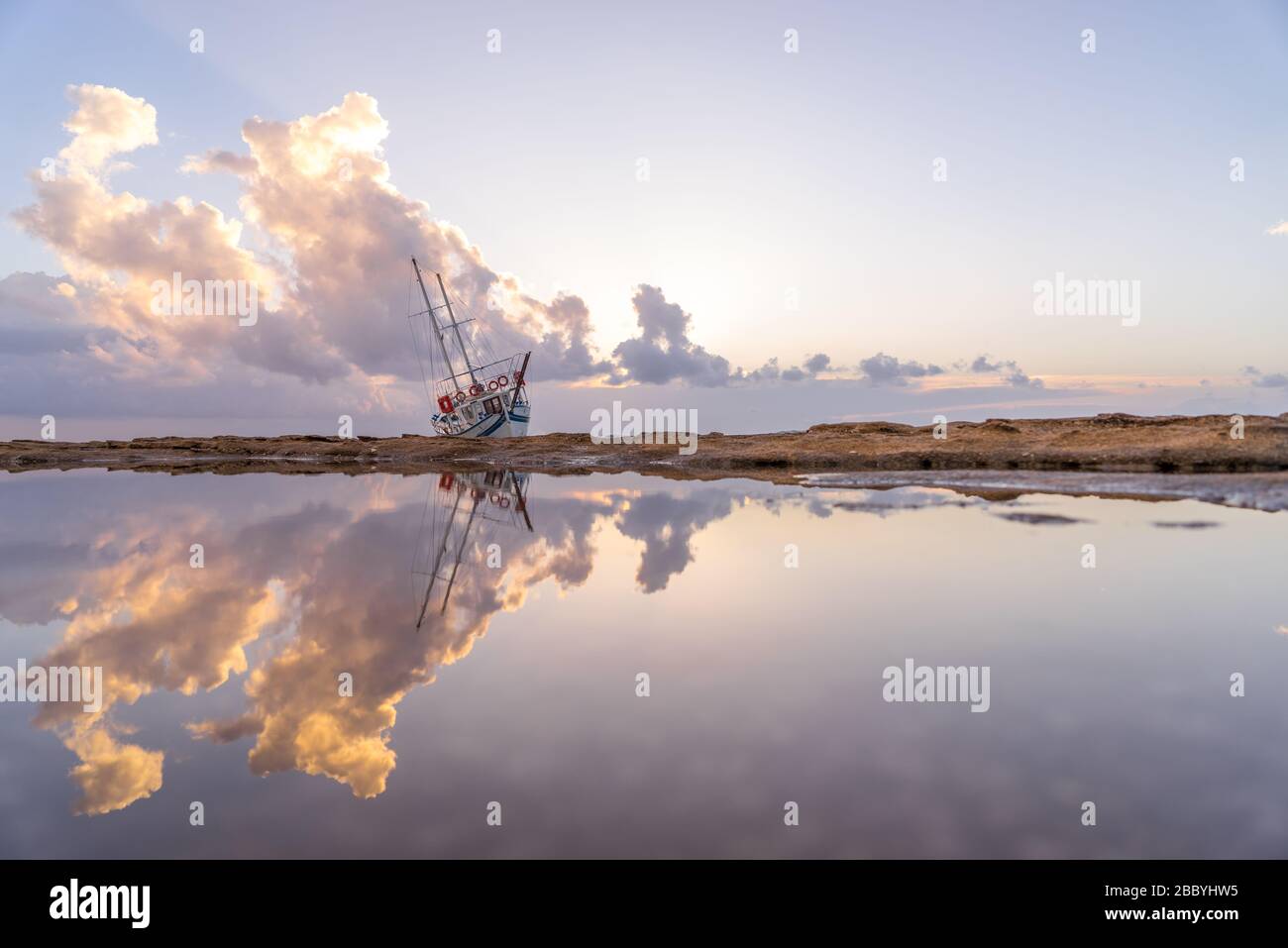 Sunken wooden sailing ship hi-res stock photography and images - Alamy