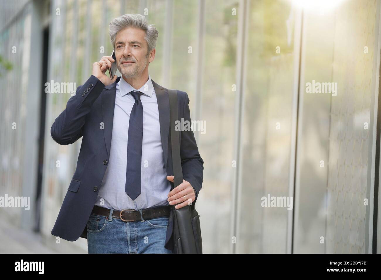 Commuting on foot hi-res stock photography and images - Alamy