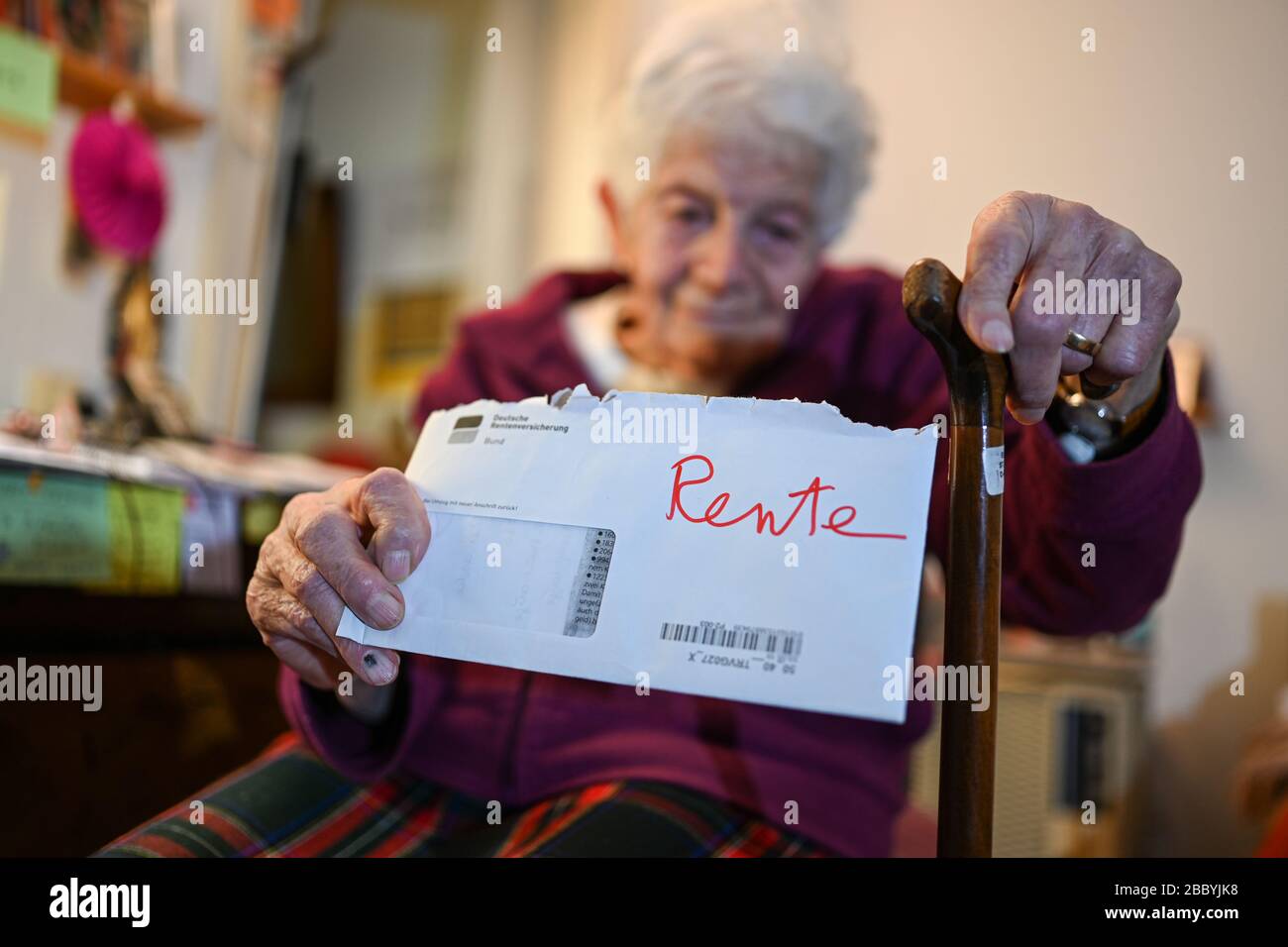 Weingarten, Germany. 10th Mar, 2020. A senior citizen holds her pension ...