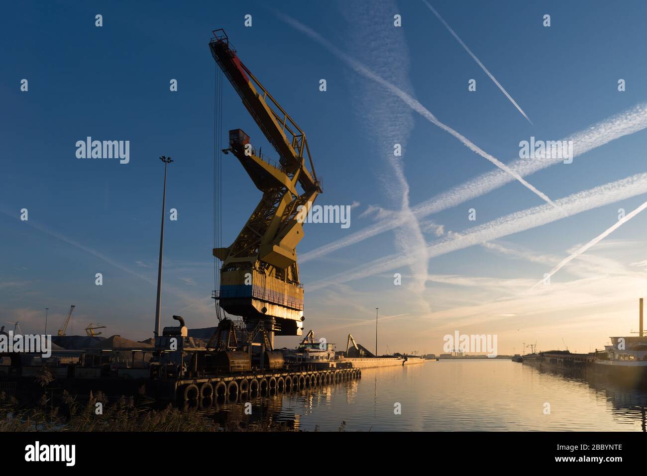 Offshore floating crane hi-res stock photography and images - Alamy