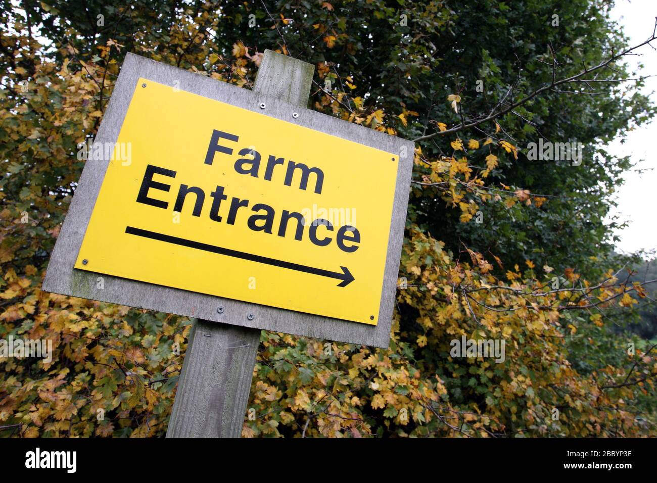 Farm Entrance sign with arrow. Hainault Forest Country Park, Redbridge ...