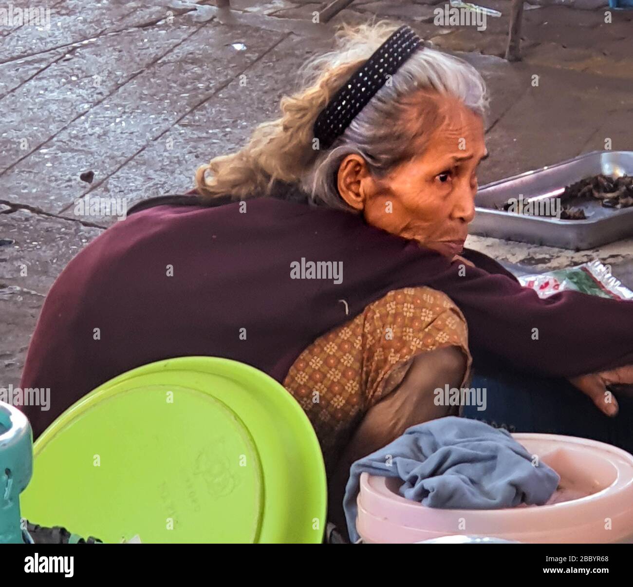 Old lady and grey hair hi-res stock photography and images - Alamy