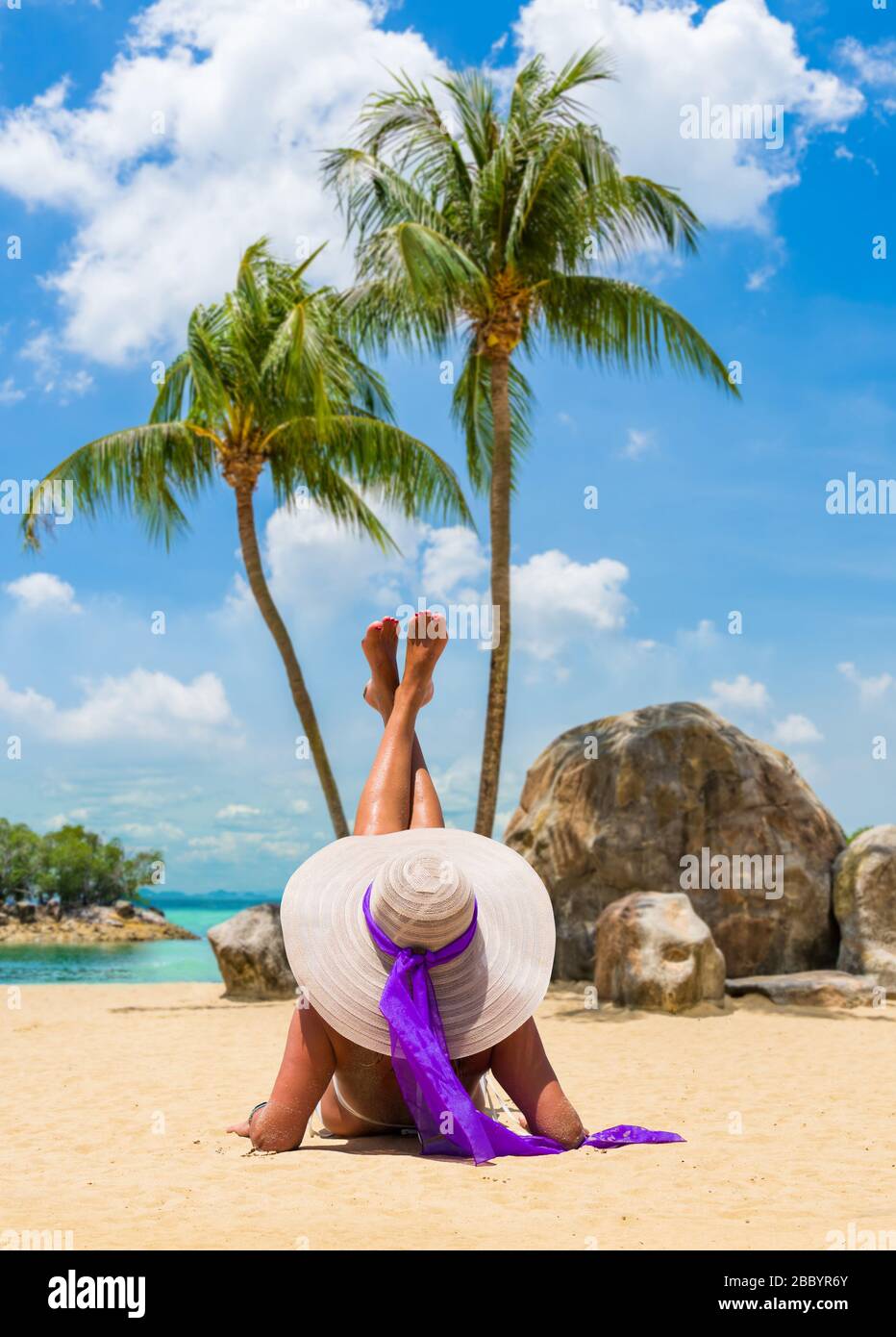 Classy woman tropical beach hi-res stock photography and images - Alamy