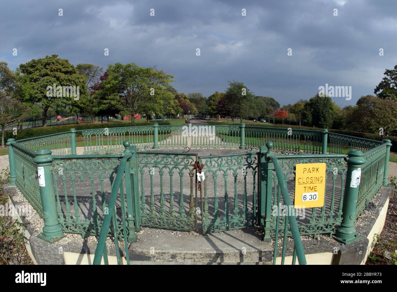 Valentines park hi-res stock photography and images - Alamy