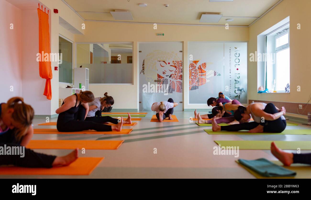 Hatha yoga class in progress Stock Photo - Alamy