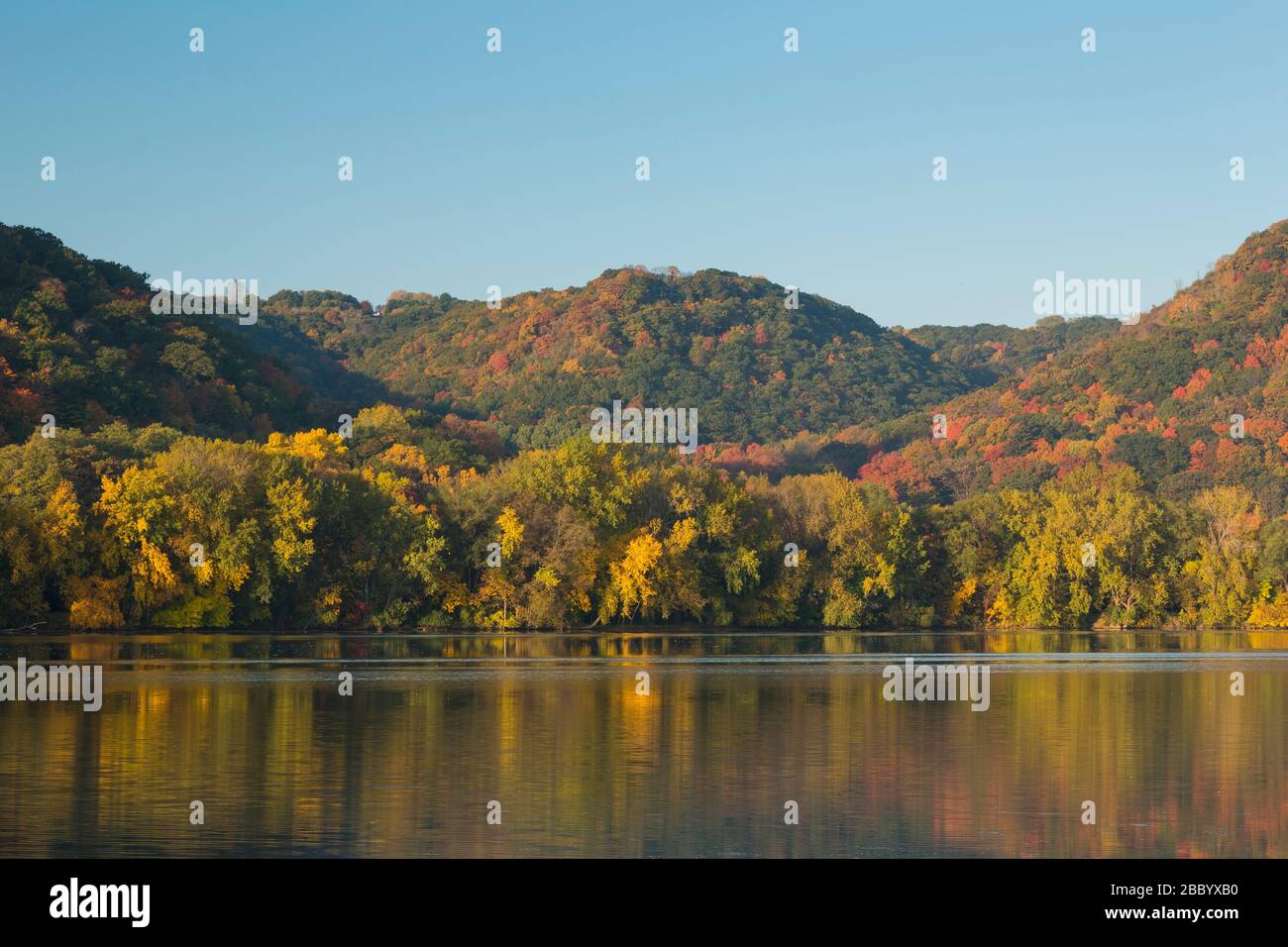 A scenic reflective lake landscape in autumn Stock Photo - Alamy