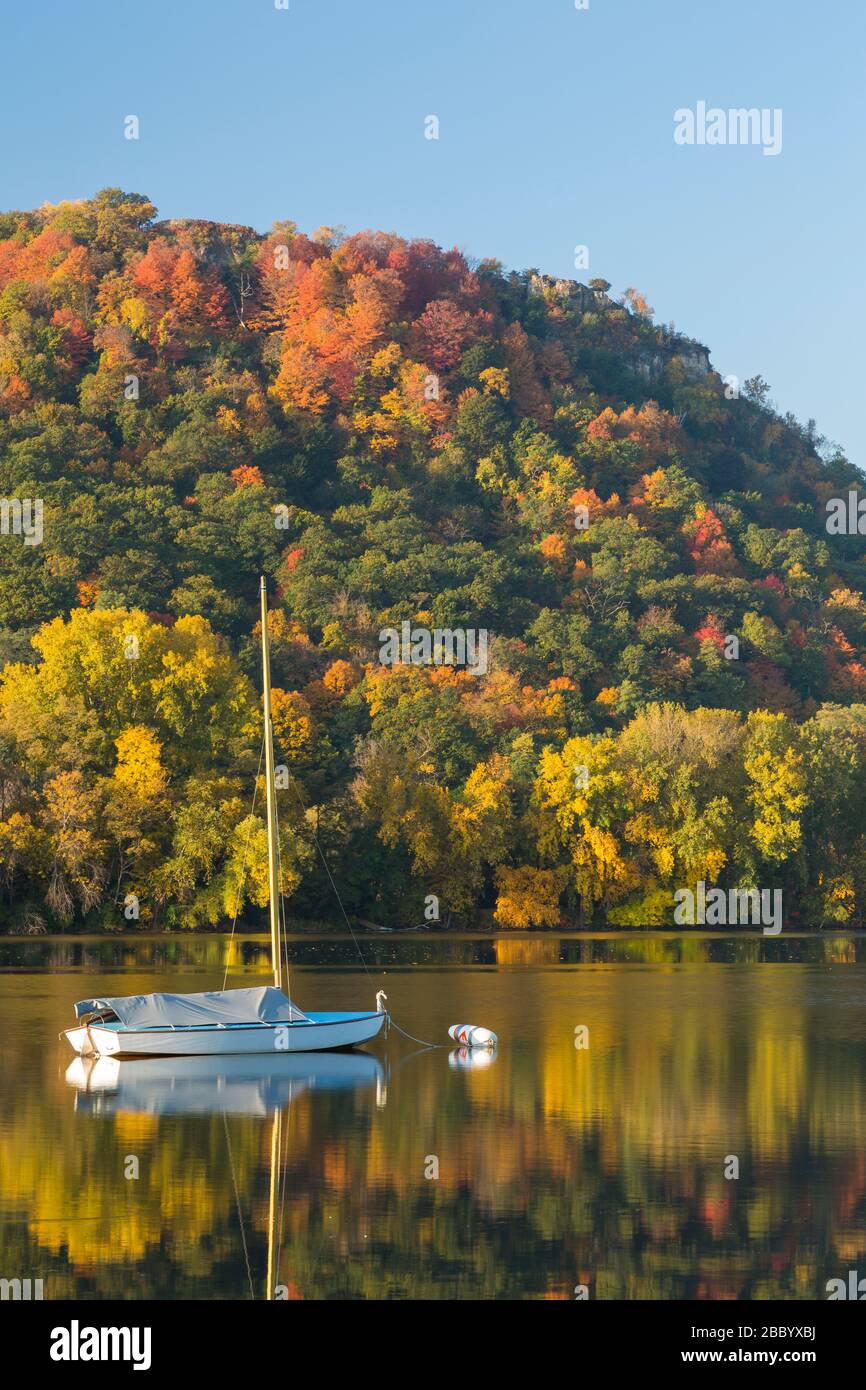 Reflective pond in autumn hi-res stock photography and images - Alamy
