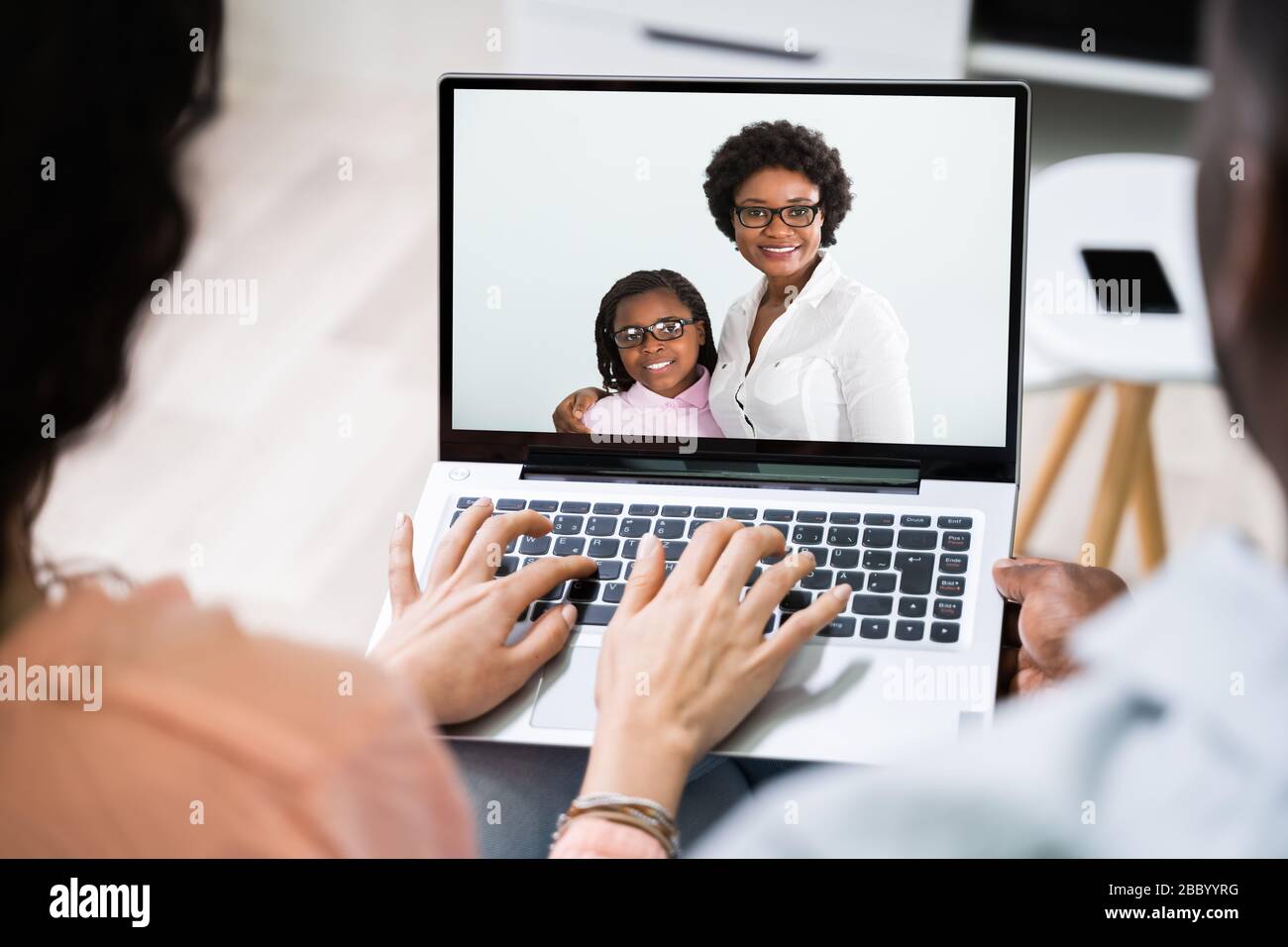 Family watching laptop screen together hi-res stock photography and ...