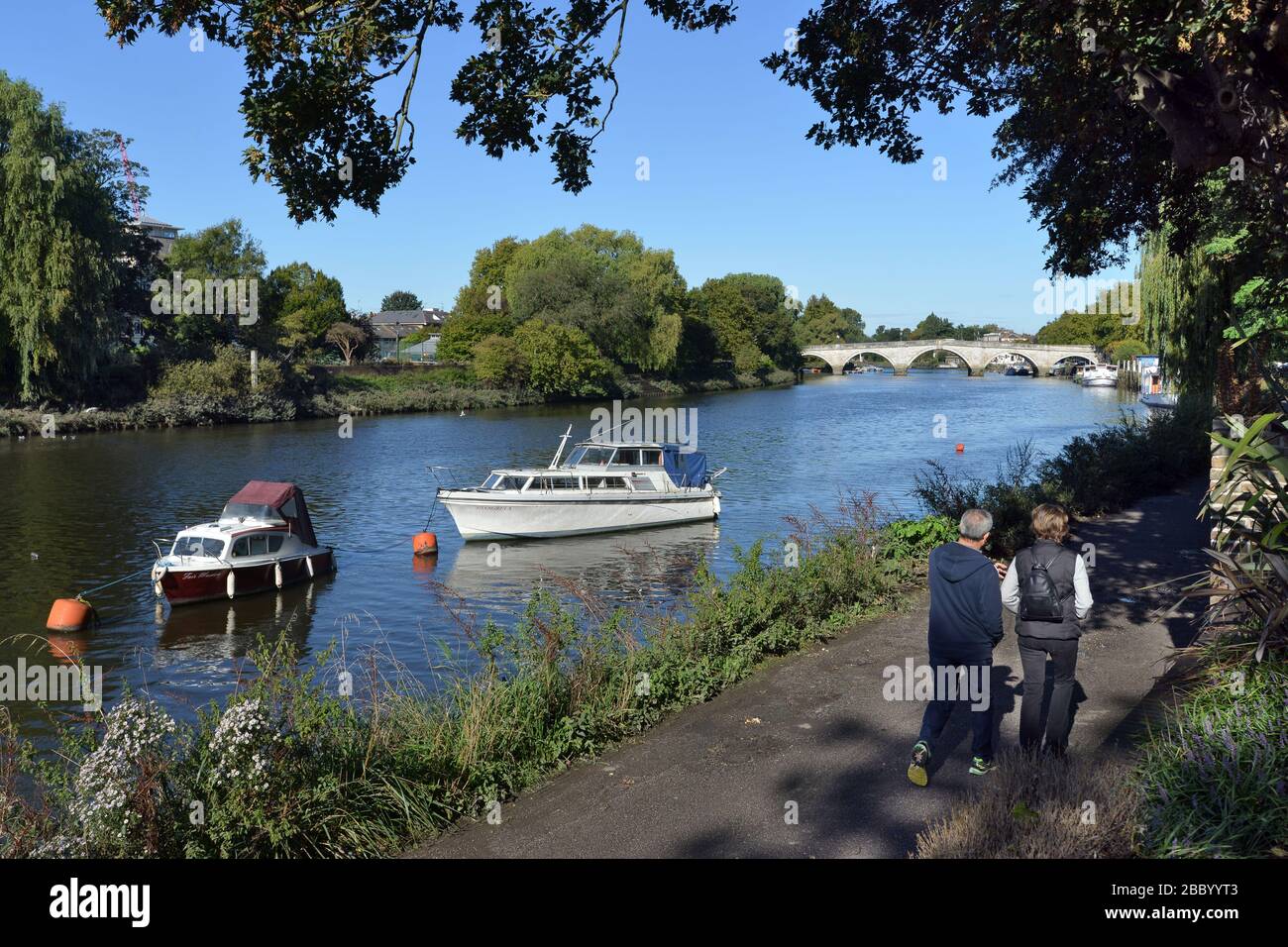 London riverside cycling hi-res stock photography and images - Alamy