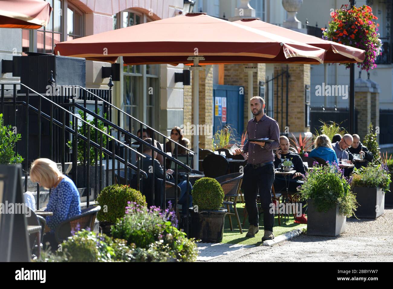 Richmond riverside cafe hi-res stock photography and images - Alamy