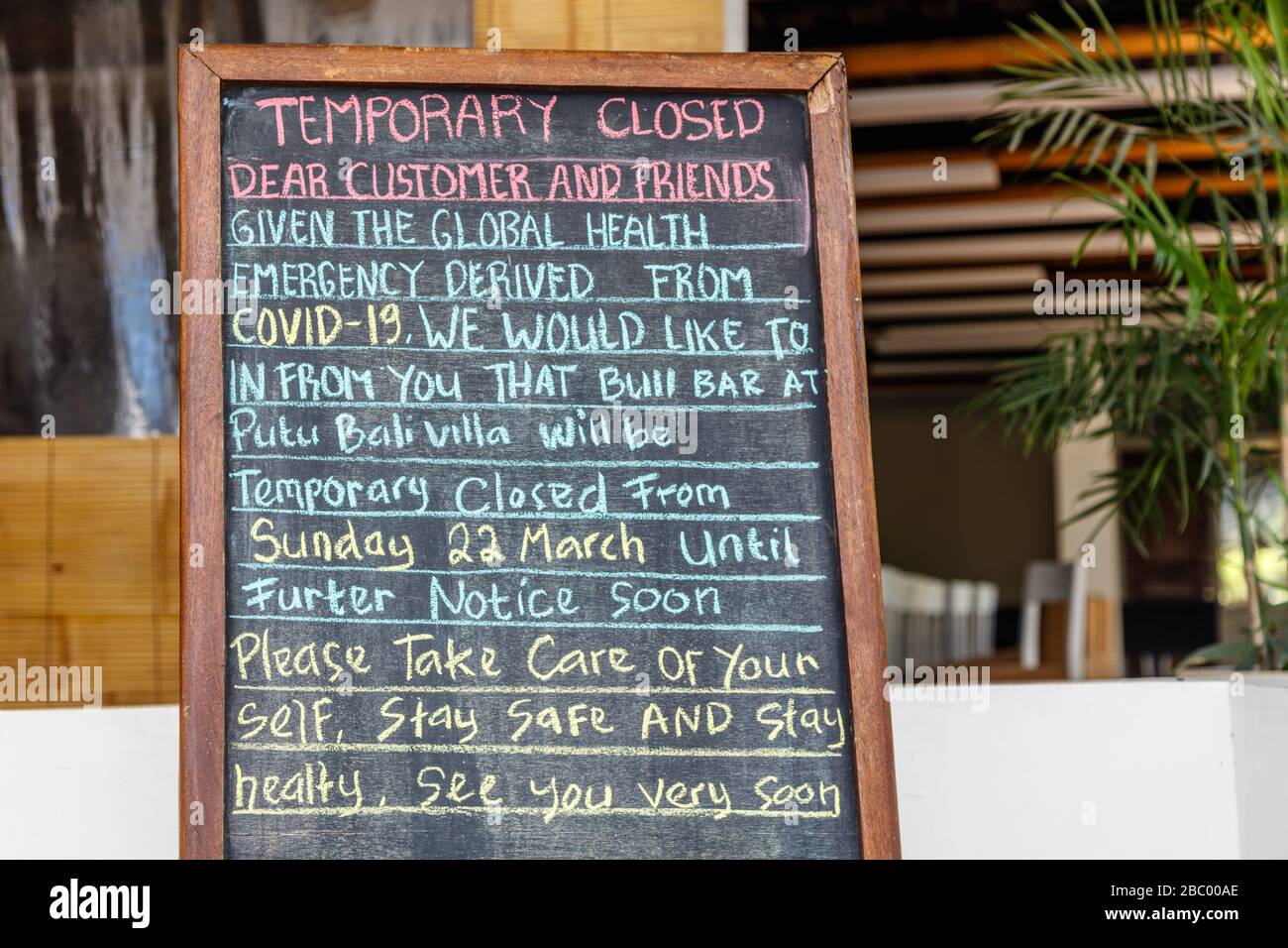 Bar and restaurant closed sign hi-res stock photography and images - Alamy