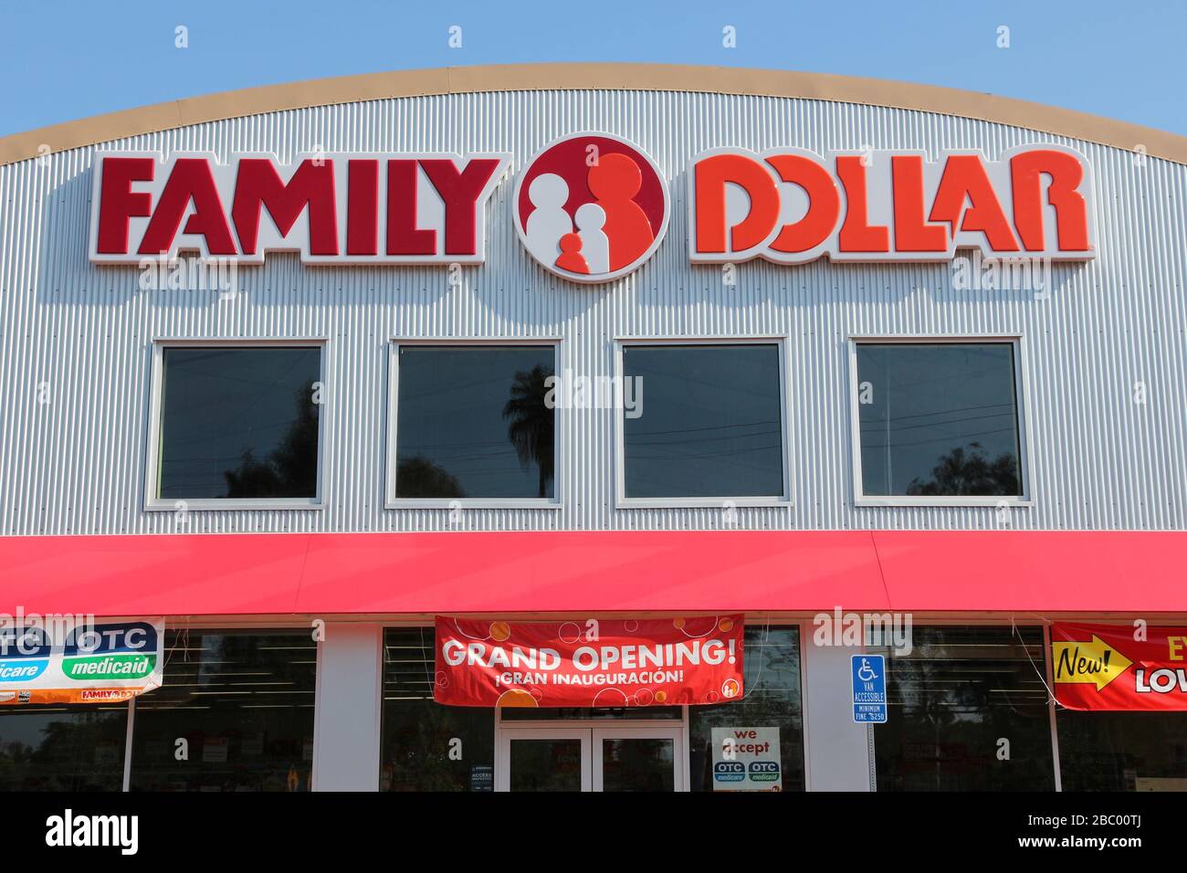 Family dollar store hi-res stock photography and images - Alamy