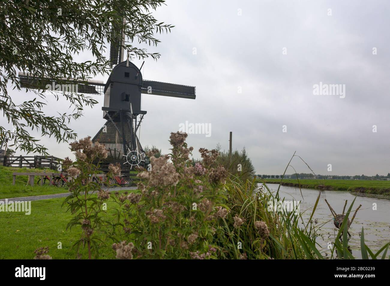 The Blokweer polder windmill (1631), Kinderdijk, UNESCO World Heritage ...
