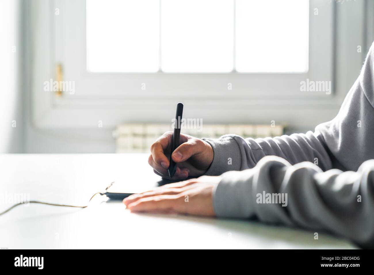 Man using computer graphics tablet hi-res stock photography and images ...