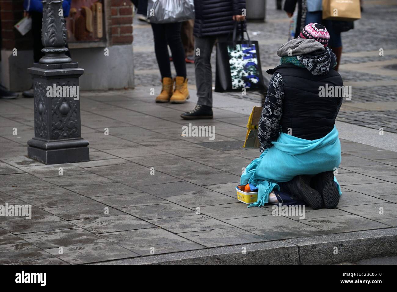 Society begging woman hi-res stock photography and images - Alamy