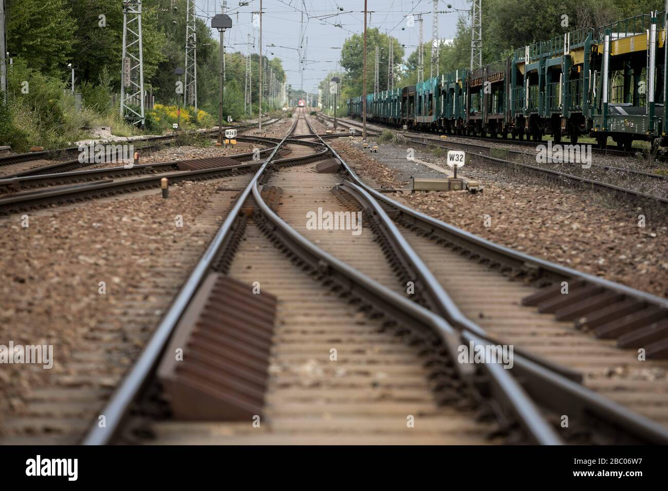 Empty freight train on the DB Nordring at the level of Schleißheimer ...