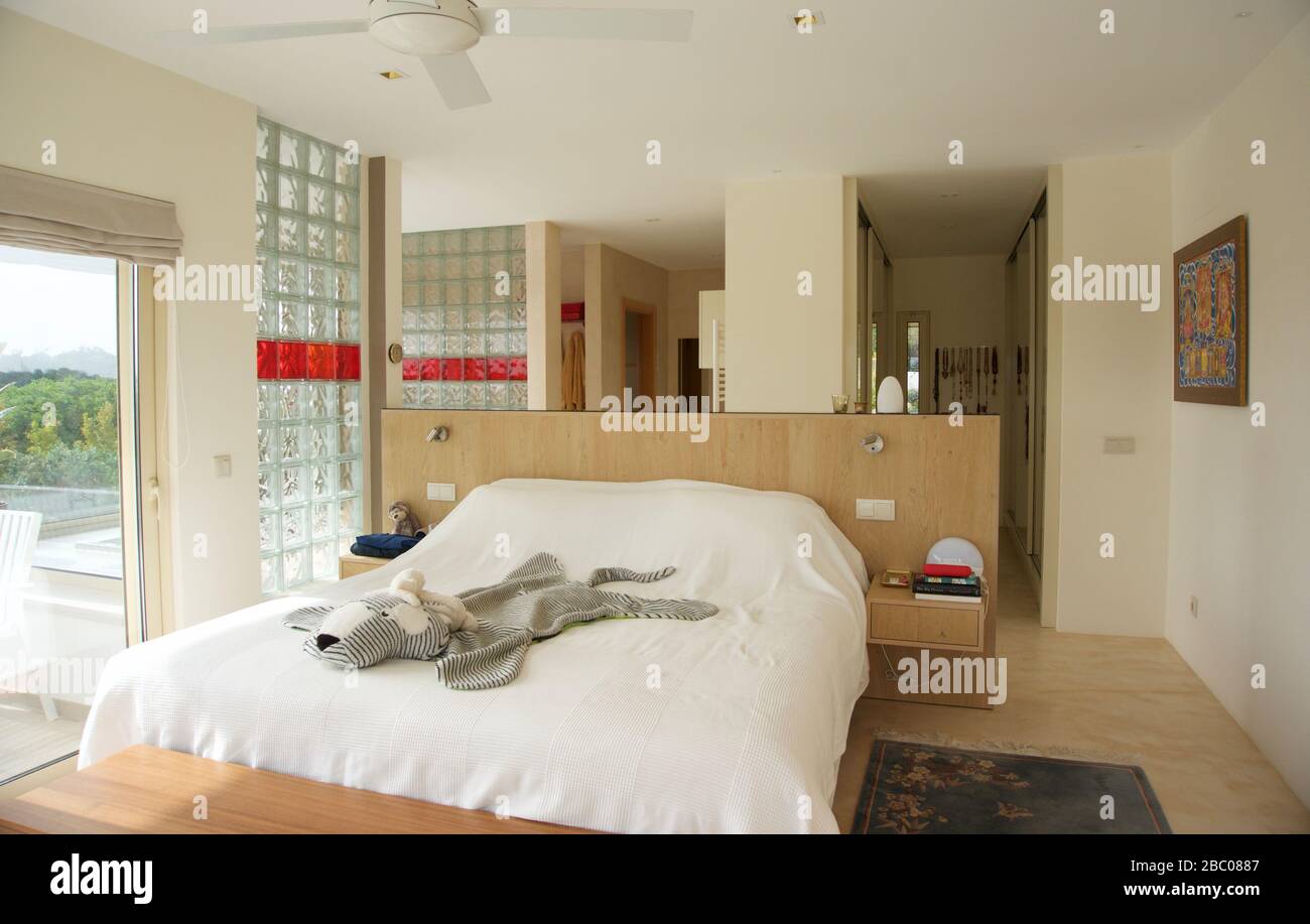 Open space bedroom Stock Photo - Alamy