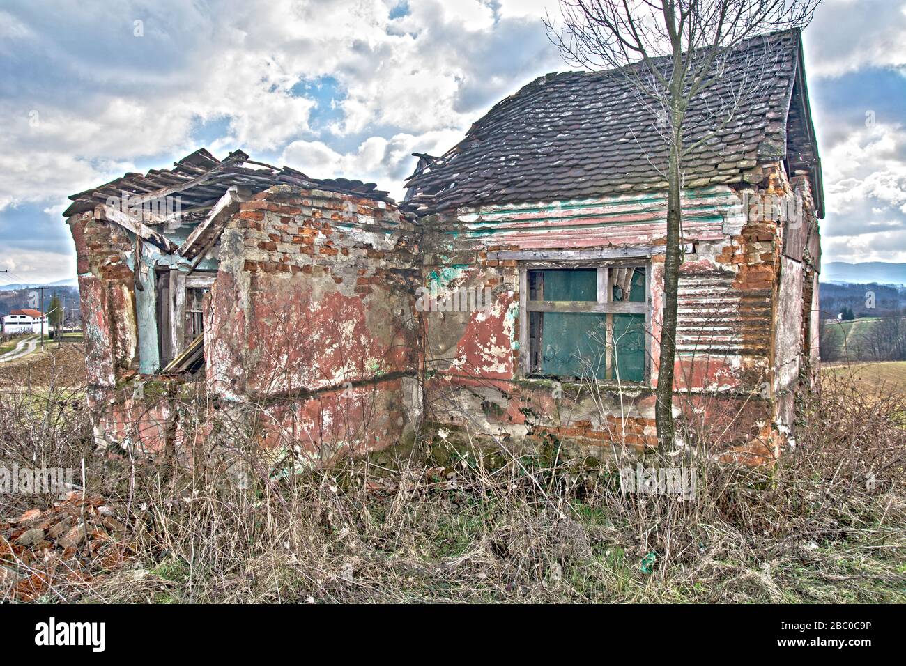 Ruins of an old house that has collapsed due to deterioration Stock ...