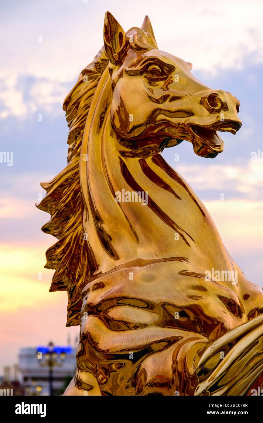 Dubai statue hi-res stock photography and images - Alamy