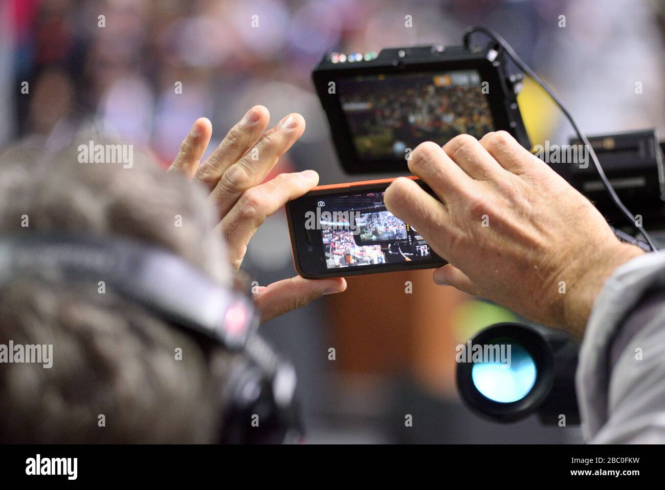 News reporter crowd hi-res stock photography and images - Alamy