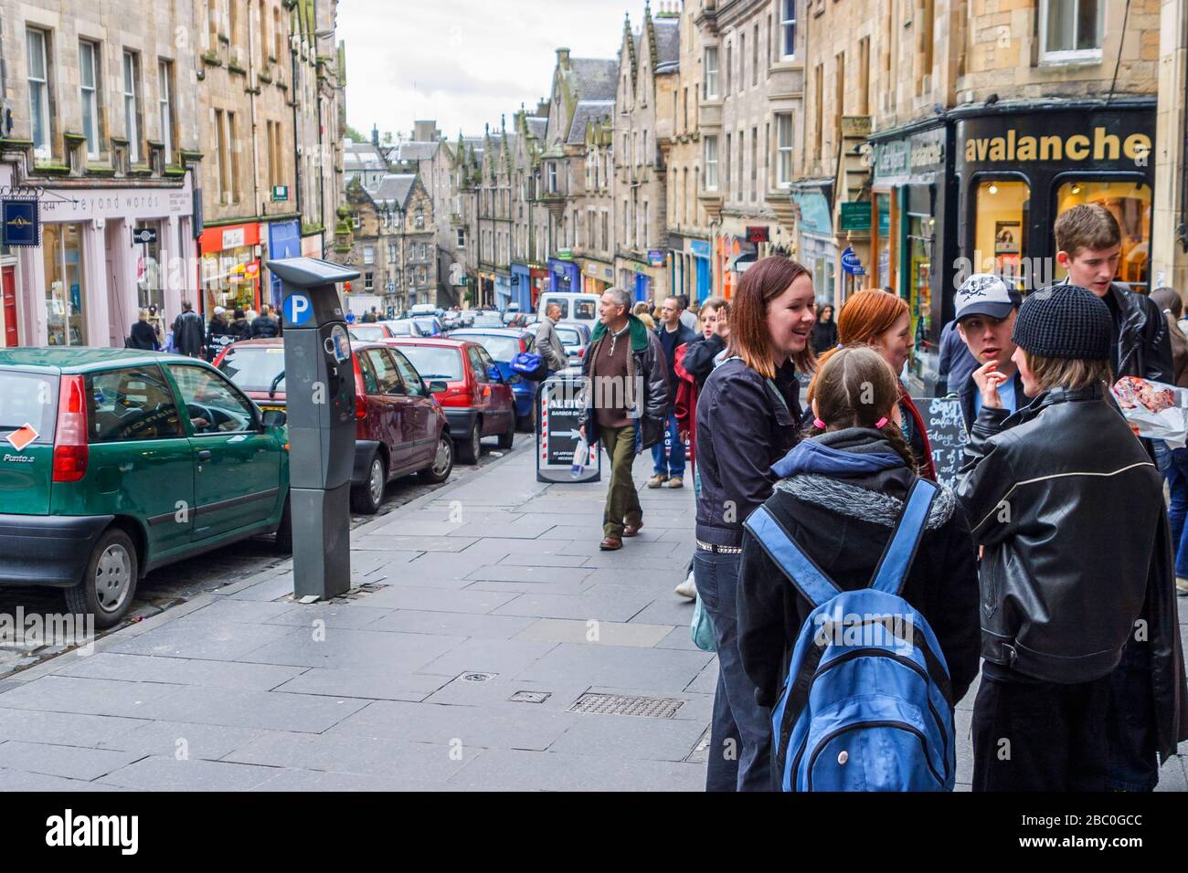 Young people in edinburgh hi-res stock photography and images - Alamy