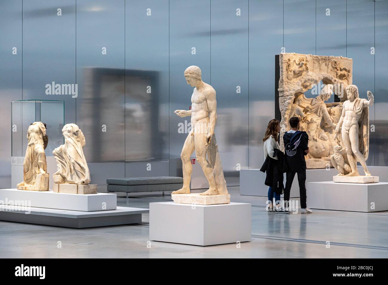 Louvre sculpture gallery hi-res stock photography and images - Alamy