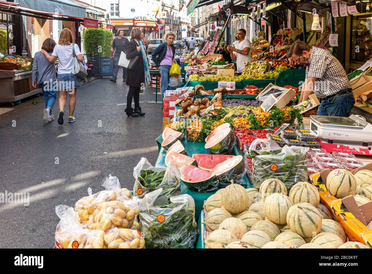 FRUIT AND VEGETABLE SHOP, PEDESTRIAN SHOPPING STREET, RUE PONCELET ...