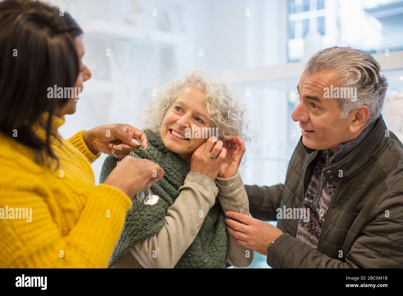 Sales assistant hi-res stock photography and images - Alamy