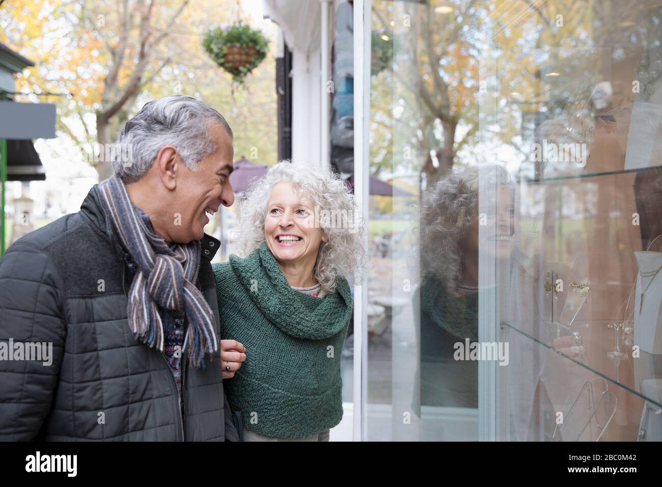 Group people window shopping hi-res stock photography and images - Alamy