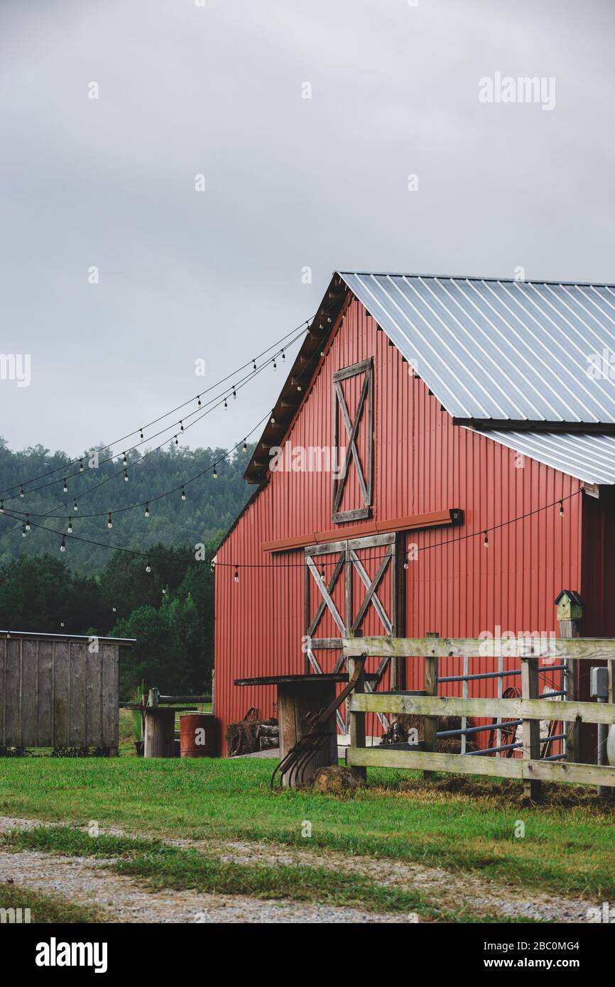 Southern Red Barn Stock Photo - Alamy