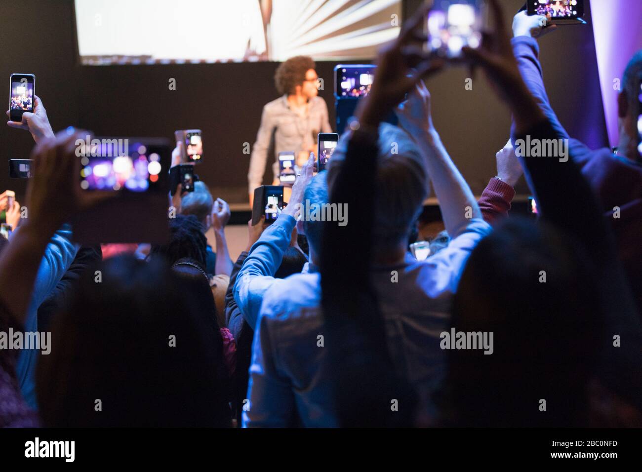 Filming on mobile phones hi-res stock photography and images - Alamy