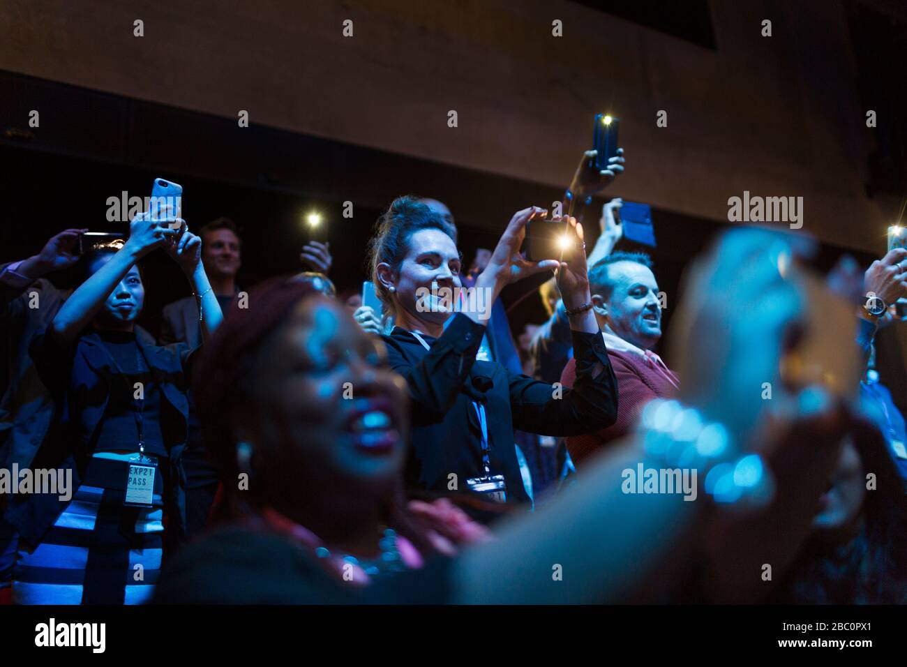 Concert audience phones hi-res stock photography and images - Alamy