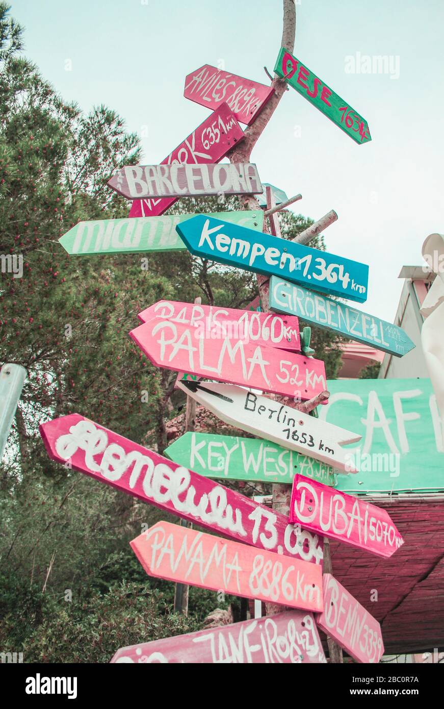 Direction sign post cities world hi-res stock photography and images ...