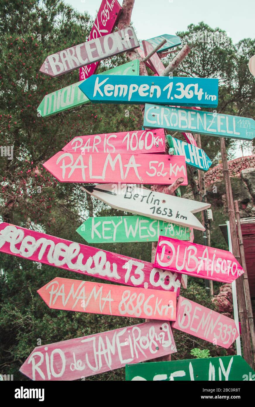 Direction sign post cities world hi-res stock photography and images ...