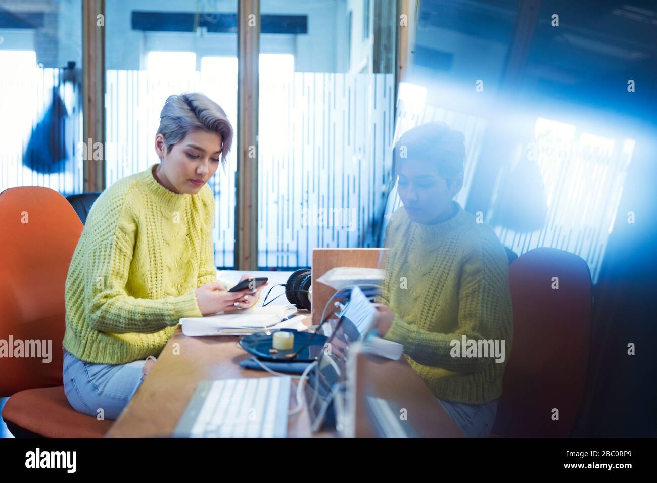 Smart desk hi-res stock photography and images - Alamy